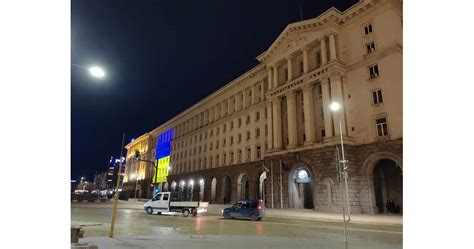 Министерският съвет оцветен само като украинското знаме Видео снимки