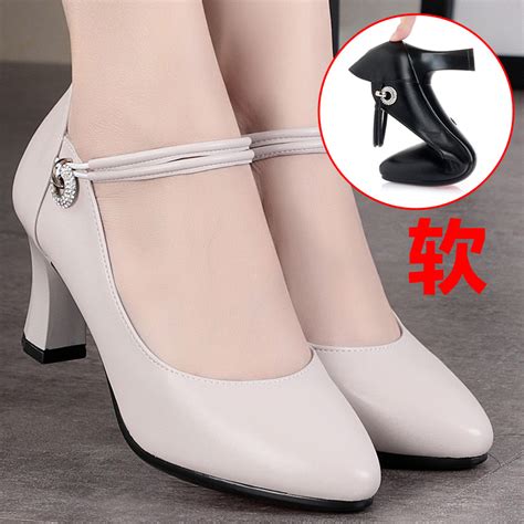 单鞋高跟鞋百搭春秋季真皮软底舒适一字扣妈妈鞋优雅女士跳舞皮鞋虎窝淘