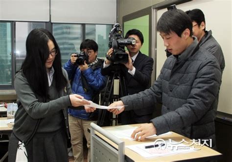 수능 성적표 받는 학생