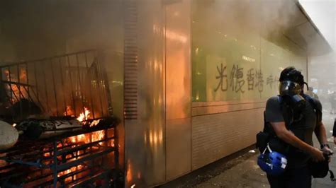 香港示威中屢成目標的港鐵： 從國際「樣本」到被封「黨鐵」 Bbc News 中文