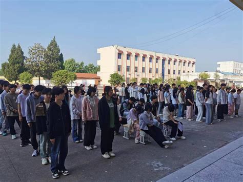风起于青萍之末浪成于微澜之间 谈店中学隆重举行期中表优暨九三级校友奖学金发放仪式