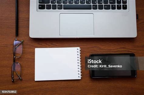 목 제 사무실 책상 테이블 노트북 안경 노트북 펜 스마트폰 보기 상위 공간을 복사 합니다 0명에 대한 스톡 사진 및 기타 이미지 Istock