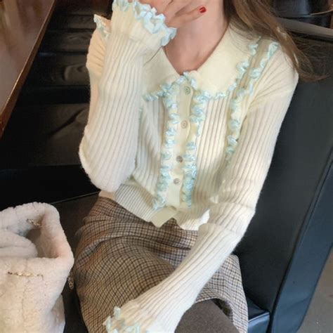 라운드넥 배색 프릴 디테일 버튼 니트 티셔츠 결혼식투피스 하객 가을 데이트 데일리 오피스룩 니트티 오피스룩 캐주얼 러블리 봄 맨투맨 카디건