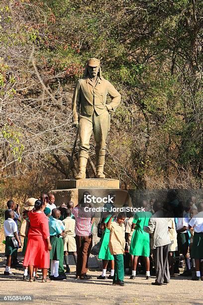 빅토리아 폭포에서 리빙스턴의 동상을 존경하는 학교 그룹 데이비드 리빙스턴 탐험가에 대한 스톡 사진 및 기타 이미지