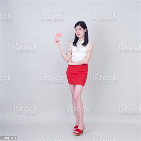 흰색 배경에 빈 신용 카드를 보여주는 행복 한 미소 여자 구매자 지출 가방에 대한 스톡 사진 및 기타 이미지 가방 고객