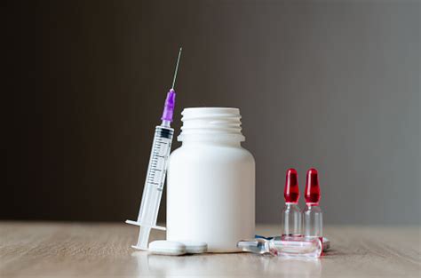 약으로 주사기 항생제 앰플 비타민 마약 화학 물질이있는 앰플 의학 및 건강 관리 약학 정제를 저장하기위한 플라스틱 용기 0명에