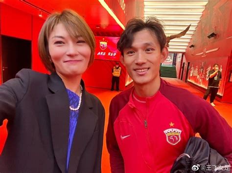 新发型？前女足国门王飞观战海港，和郑智、邵佳一、王燊超合影 直播吧