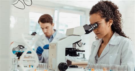 진지한 작업 연구를 하는 동안 현미경을 들여다보는 똑똑한 여성 생물학자 사진 Unsplash의 기술 이미지
