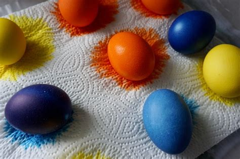 부활절 달걀을 냅킨과 다양한 색상의 페인트로 채색하는 방법 부활절 달걀을 처음부터 끝까지 색칠합니다 부활절 달걀을 색칠하기위한 완벽한 요리법 개념과 주제에 대한 스톡 사진