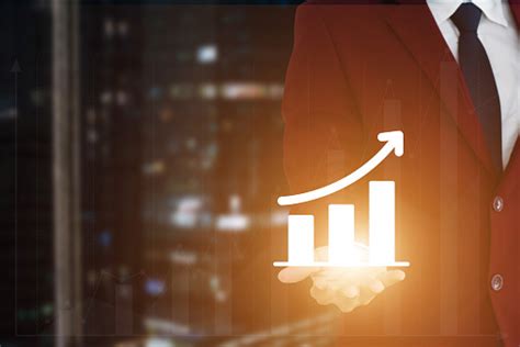 빨간 양복을 입은 사업가가 그래프 성장을 잡고 차트 긍정적 인 지표의 증가를 입었습니다 공연에 대한 스톡 사진 및 기타 이미지 공연 리더십 개념 Istock