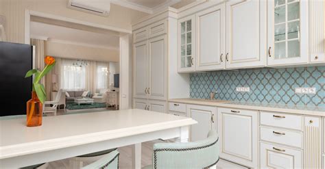 가구 가벼운 거실 겉 천을 입힌 깨끗한 꽃 꽃병 내부 널찍한 단순한 디자인 디테일 매우 복잡한 목조 미니멀리스트 바닥 부동산 빈 수평의