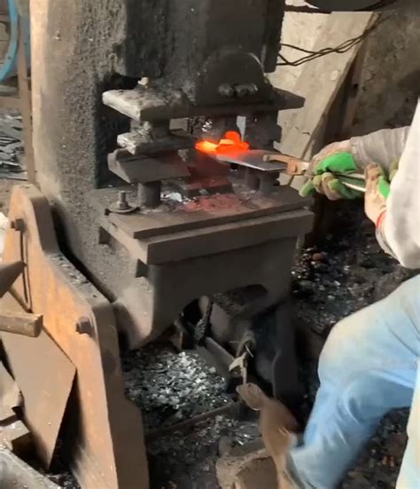冲床在现代铁匠铺的应用，大大减低了劳动强度，提高效率 度小视
