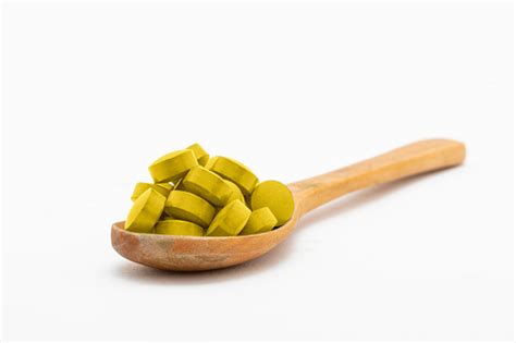 백색 배경에 나무 숟가락으로 의학 정제 비타민 및 노란색 의 식품 보충제 0명에 대한 스톡 사진 및 기타 이미지 0명 건강