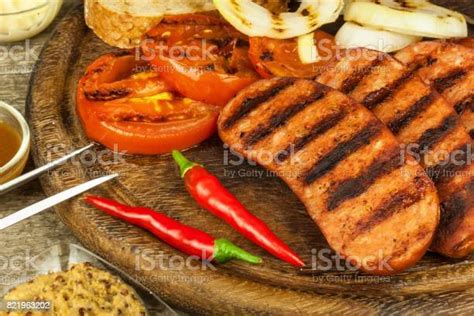 나무 절단 보드에 겨자와 소 하 세 구이 지 여름 바베 큐 파티입니다 지방 식사입니다 가공육에 대한 스톡 사진 및 기타 이미지