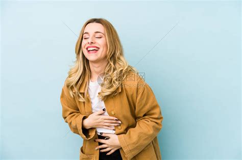 金发美女孤立的年轻美女笑得开心高清图片下载 正版图片504221080 摄图网