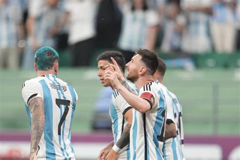 Lionel Messis Knees Are Freaking People Out An Explanation Has Been Given