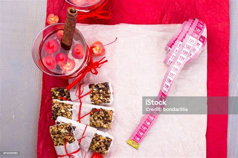 다이어트 해독 애플 계 피 물 고추 및 나무 배경 측정 테이프 Muesli 바 최고의 볼 수 있습니다 플랫이 하다 0명에 대한 스톡 사진 및 기타 이미지 Istock