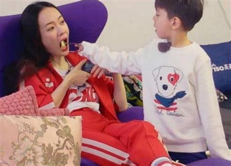 霍思燕兒子嗯哼長大了，單眼皮變雙眼皮，越長越帥氣 每日頭條