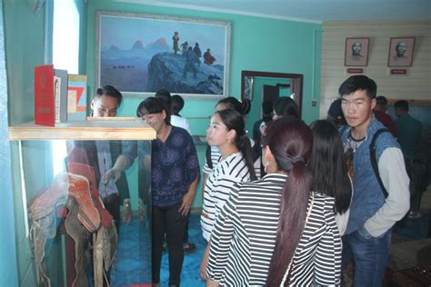 Мөрөөдөл 6 дугаар сургуулийн ахлах ангийн сурагчдад Монгол Улсын баатар эмэгтэй Т Борын музейг