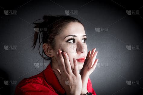 美丽的女孩摆姿势