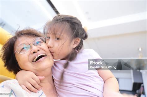 거실에 들고 있는 할머니와 손녀 2명에 대한 스톡 사진 및 기타 이미지 2명 4 5세 60 69세 Istock