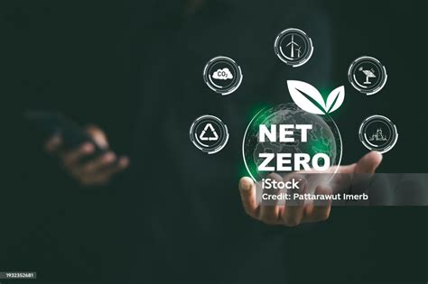 Net Zero 2050 개념 이산화탄소 배출 감소 온실 효과 지구 온난화 재생 가능 에너지 태양 에너지 대기를 청소하는 풍력 에너지 에너지 절약 재활용 0에 대한 스톡