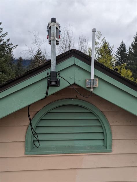 This Roof Mounted Raspberry Pi Tracks Flights And Photographs The