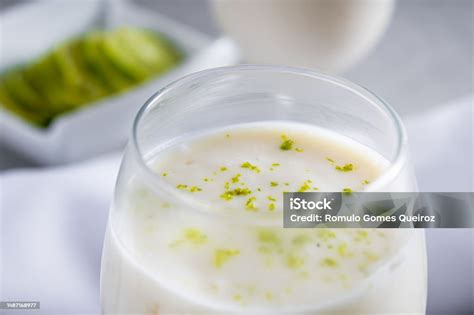 わら皿と白いテーブルの背景においしいレモンムース背景に全体とスライスしたレモン金属スプーン おやつのストックフォトや画像を多数ご用意
