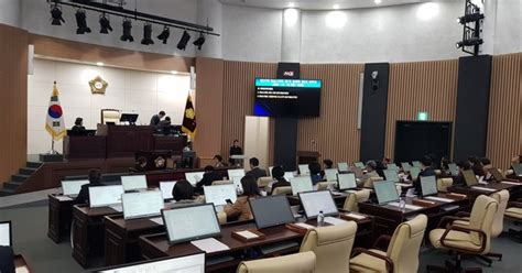 화성시의회 국힘 의원들 탄핵 촉구 결의안에 항의하며 본회의 보이콧
