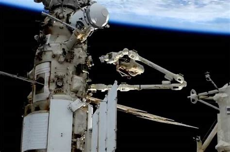 Kosmonot Rusia Jadi Yang Pertama Kendarai Lengan Robotik Di Luar Angkasa