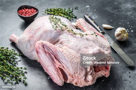요리 할 준비가 향신료와 원시 무료 범위 오리 어두운 배경 위쪽 보기 가금류에 대한 스톡 사진 및 기타 이미지 가금류 거위