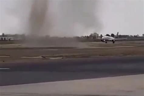 شاهد إلغاء هبوط طائرة طيران أديل في آخر لحظة بمطار أبها والكشف عن