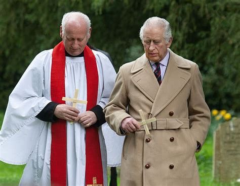 Король Карл посетил воскресную службу Вербного воскресенья в церкви в Глостершире Ru Royalty