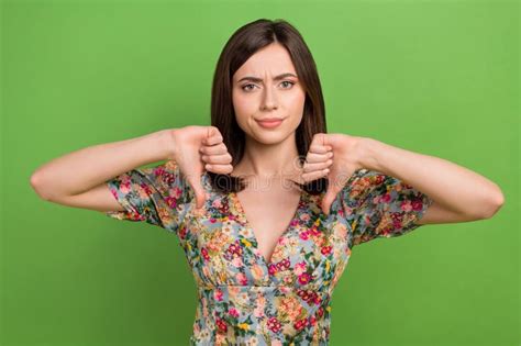 Retrato De Una Mujer Insatisfecha Dos Manos Los Dedos De Las Manos