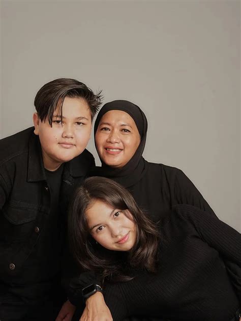 Lagi Libur Syuting Ini 6 Pemotretan Saskia Chadwick Bareng Ibunda Dan