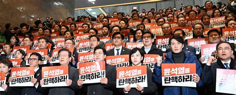 민주당 윤석열 탄핵 일주일 단위로 재추진…한동훈 특검도 고려