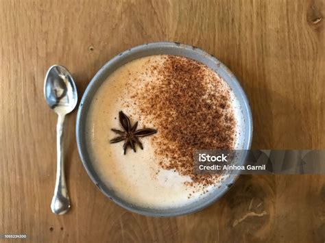 마 살라 차 차이 티 라 떼 전통적인 따뜻한 인도 달콤한 우유 매운 음료 생강 Cinammon 막대기 신선한 향신료 혼합 유기
