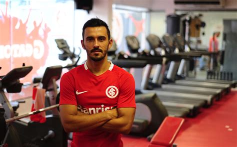 Lateral Uendel é Oficialmente Anunciado Pelo Internacional Gazeta