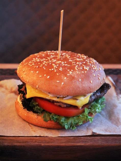 Smakelijke Hamburger Met Rundvlees Tomaat Kaas Ui En Sla Stock Foto