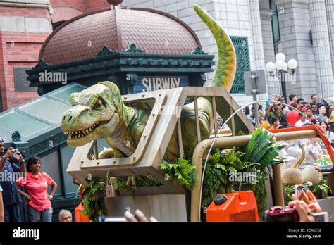 The Dinosaur From Jurassic Park Try To Scare Tourists In Universal