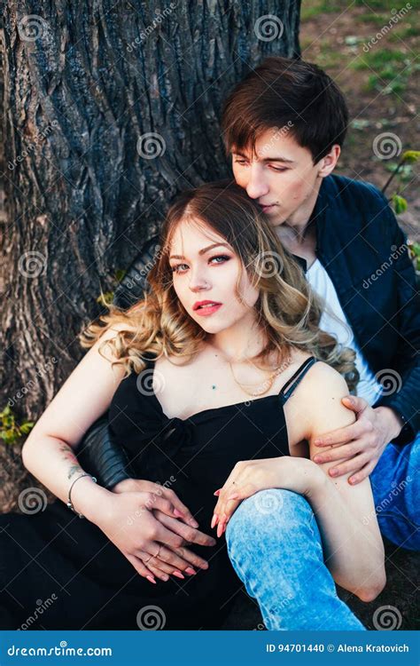Ritratto Delle Coppie Sexy Allaperto Giovani Coppie Sessuali Nell