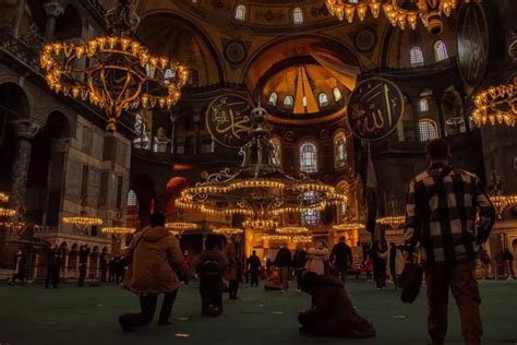 Hagia Sophia Dari Gereja Ke Masjid Jejak Sejarah Yang Menaungi Tiga