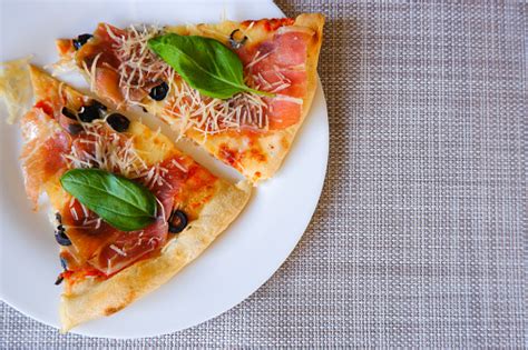 맛있는 피자를 식욕돋우는 것 하얀 접시에 피자 조각의 클로즈업 상단보기 텍스트를위한 장소 0명에 대한 스톡 사진 및 기타 이미지 Istock