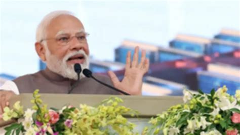 Pm Narendra Modi Stops Convoy To Give Way To Ambulance During Roadshow