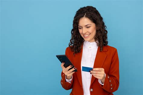 스마트폰과 신용카드를 사용하는 젊은 라틴계 여성 사업가 25 29세에 대한 스톡 사진 및 기타 이미지 25 29세