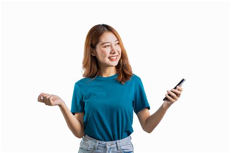 귀여운 아시아 여성이 휴대 전화를 들고 흰색 배경에 고립 된 몸짓을합니다 Advertising Week에 대한 스톡 사진 및