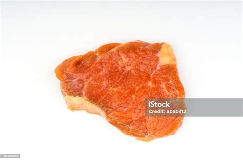 흰색 배경 위에 고립 된 신선한 원시 쇠고기 고기 슬라이스 0명에 대한 스톡 사진 및 기타 이미지 0명 건강한 식생활 고기 Istock