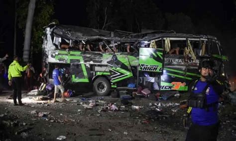 bus crash kills 11 on indonesia s java island