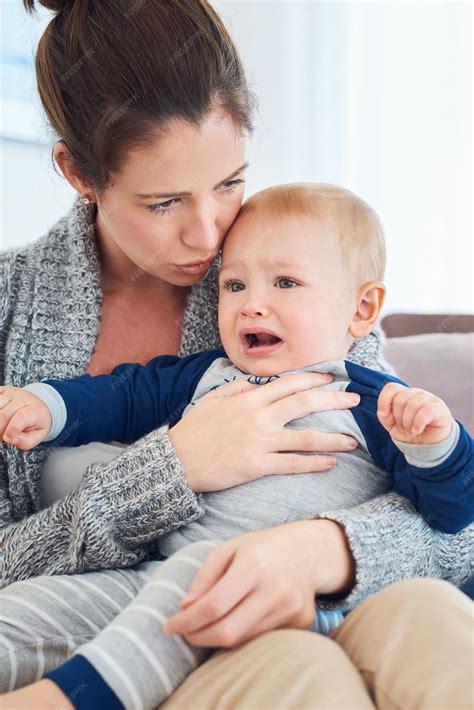 Ne Pleure Pas Mon Ange Maman Est Là Photo Recadrée Dune Mère Essayant