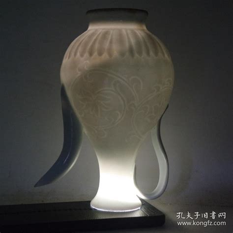 图早年收藏出土老瓷湖田窑刻缠枝纹壶釉如壁玉胎体轻薄刻花缠枝纹莲瓣底锅吧底板造形大方有自然磨损灯打通透高19公分 拍